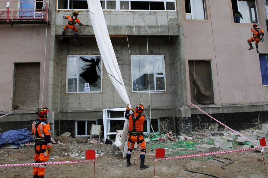 Өндрөөс унах гэж байсан 13 настай хүүг эсэн мэнд буулгажээ