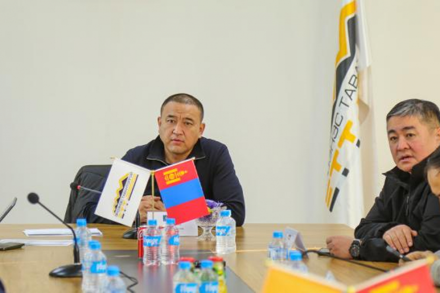Онцгой бүрэн эрхт төлөөлөгч Ж Ганбат Эрчим хүчний сайдын хамт
