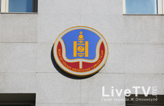 АШУҮИС ийн албан тушаалтан оюутан элсүүлсний хариуд хахууль авсан
