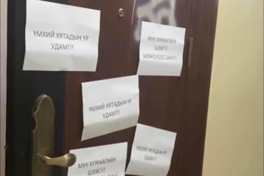 Цагдаагийн алба хаагчдыг очихоос өмнө хар хувцастай хоёр хүн хяналтын