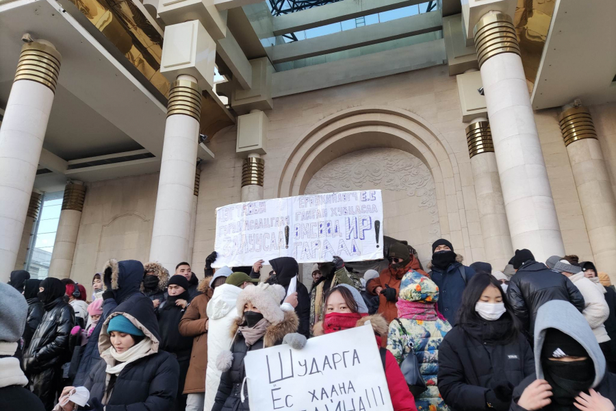 Хумс нь хугарсан эрэгтэй жагсагчид эмнэлгийн тусламж үзүүлжээ