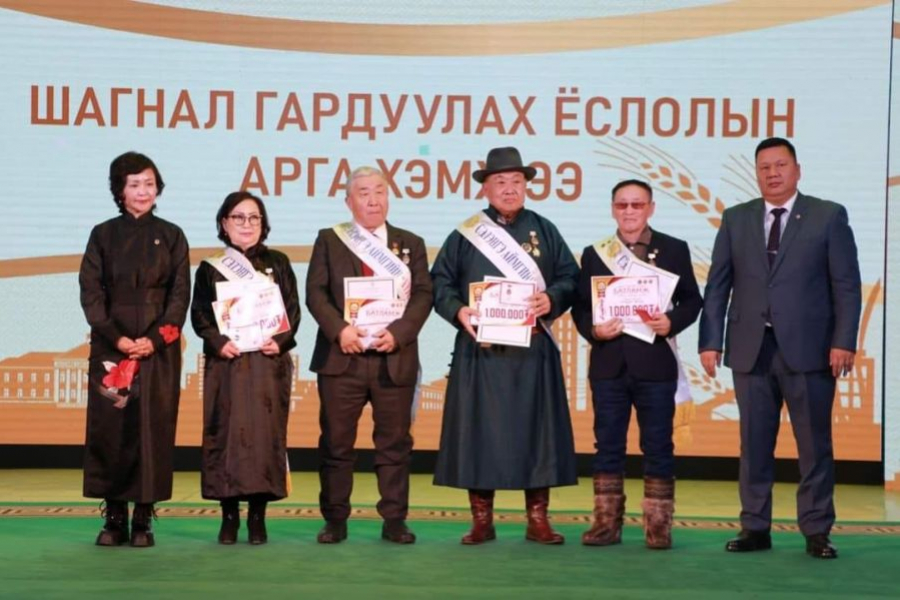 Сэлэнгэ аймгийн тэргүүн дээд шагналыг дөрвөн иргэнд гардууллаа