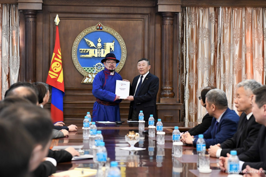 Зөвлөлдөх санал асуулгын Зөвлөмжийг Улсын Их Хуралд хүлээлгэн өглөө