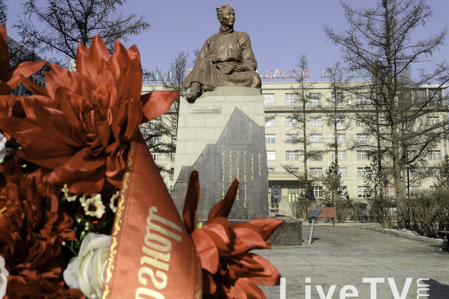 Их зохиолч Д Нацагдоржийн хөшөөнд хүндэтгэл үзүүллээ