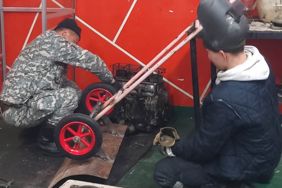 Төв аймгийн Онцгой байдлын газрын алба хаагчид цас хусаж арилгадаг