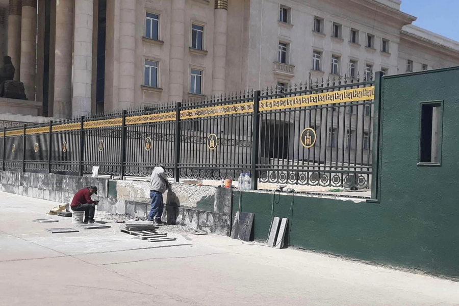 Төрийн ордны хашаан дээр чулуун хавтан нааж байна