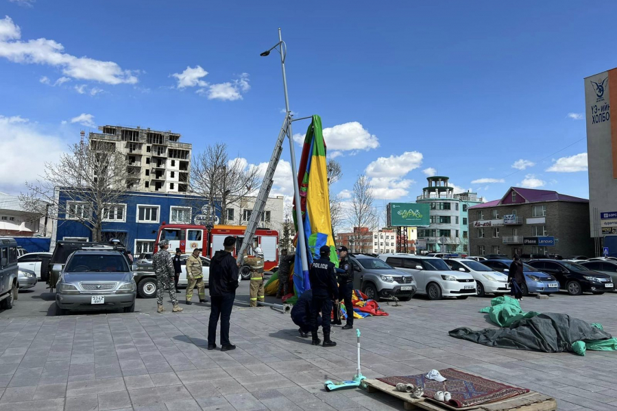 ЦЕГ Хийлдэг гулсуур салхинд хийсэж тоглож байсан 12 хүүхэд гэмтэн