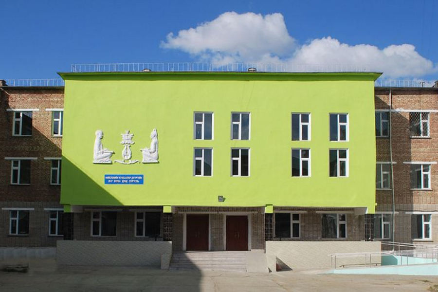 Тусгай хэрэгцээт сургуулийн сурагчид өвлийн хувцастайгаа хичээллэж байна