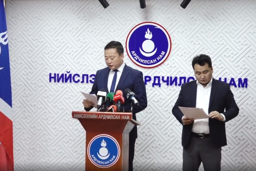 Live П Нүрзэд МАН ынхан цагдаагийн хамгаалалт дор мөнгө тарааж байна