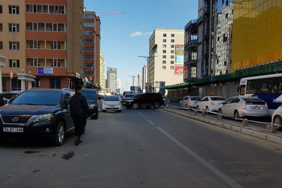 Баянмонгол хороолол Хүннүгийн гудамжны эргэж буцах гарцыг хаажээ