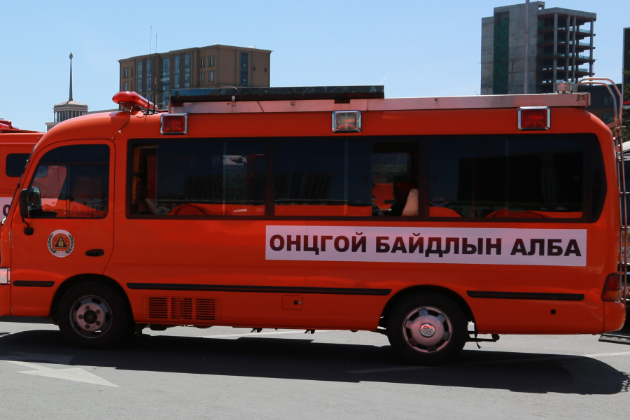 Автомашины эд ангид хавчуулагдсан иргэнийг эсэн мэнд гаргажээ