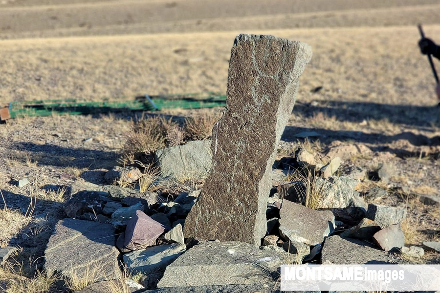 Говь Алтай аймгийн Есөнбулаг сумаас гурван үеийн бичээс бүхий Гэрэлт